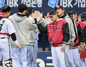 [사진]LG 준PO 2차전 승리투수 임찬규와 하이파이브 나누는 LG 염경엽 감독 - OSEN