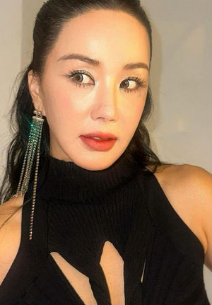 복싱으로 4kg 뺐다더니…엄정화, 50대 관리의 신! 망사스타킹도 완벽 소화! - OSEN