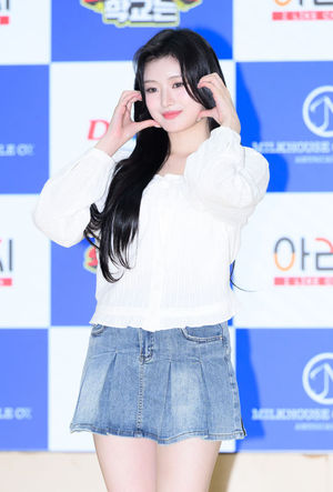 [사진]피프티피프티 아테나,'여신 하트' - OSEN