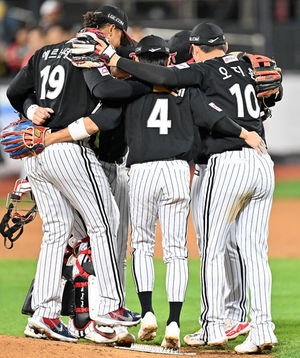 [사진]LG,'준 PO3차전 승리' - OSEN