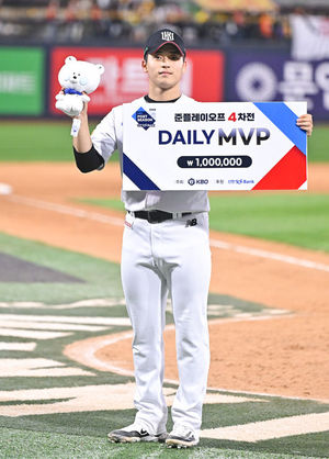 [사진]준플레이오프 4차전 데일리 MVP 박영현 - OSEN