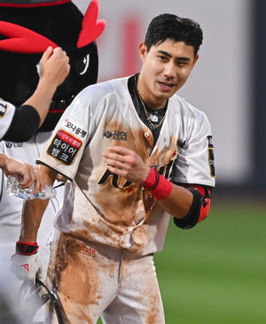 [사진]준PO 4차전 끝내기 안타 심우준,'승부는 5차전으로' - OSEN