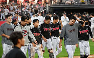 [사진]LG,'연장 승부 끝에 끝내기 패배, 승부는 준PO 5차전으로' - OSEN