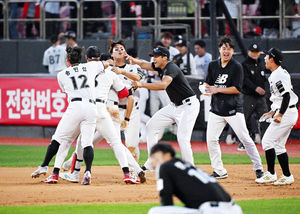 [사진]승부를 준PO 5차전으로 끌고 가는 KT - OSEN
