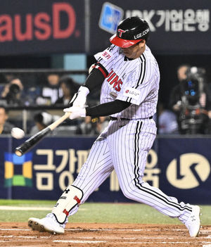 [사진]적시타 김현수, '한 점 더 달아난다' - OSEN