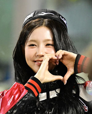 [사진]아이들 미연, 사랑해요 LG - OSEN