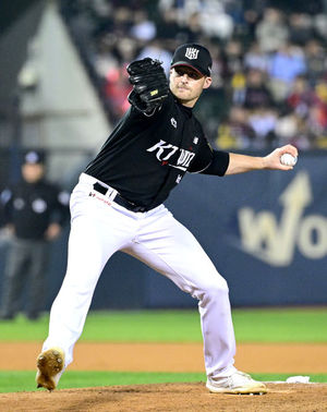 [사진]벼랑 끝 승부서 8회 벤자민 투입하는 KT - OSEN