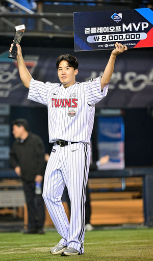 [사진]LG 임찬규, '환상투 펼치며 준플레이오프 MVP 영광' - OSEN