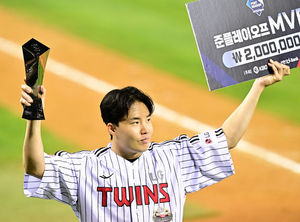 [사진]임찬규, 준플레이오프 MVP - OSEN