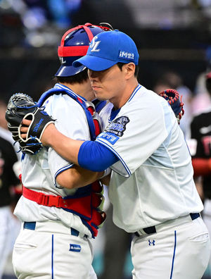 [사진]강민호-김재윤,'PO 1차전 승리 마무리' - OSEN