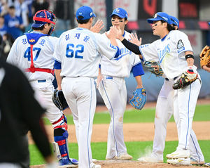 [사진]삼성 라이온즈,'PO 1차전 LG에 10-4 대승' - OSEN