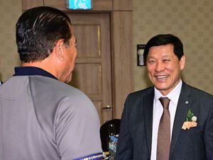 [사진]KBO 허구연 총재-LMB 우르타도 감독,'미소가 피어나는 대화' - OSEN