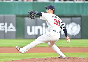 153km 던지는 선발 투수, 얼마나 매력적인가…김태형의 머릿속에 5선발 후보로 들어올까 - OSEN