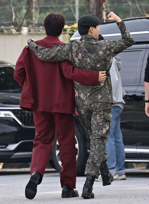 [사진]BTS 제이홉, '뒷모습만 봐도 느껴지는 행복' - OSEN