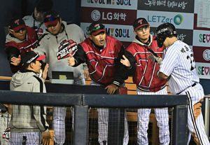 ‘1+1’ 승부수로 벼랑 끝에서 탈출하다…‘임찬규+엘리 완봉 합작’ LG, 삼성 1-0 꺾고 1승 2패 [PO3 리뷰] - OSEN