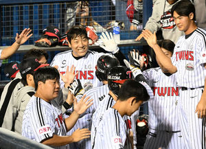 [사진]선제 득점에 환호하는 LG - OSEN