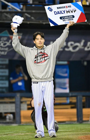 [사진]LG 임찬규, '플레이오프 3차전 데일리 MVP 영광' - OSEN
