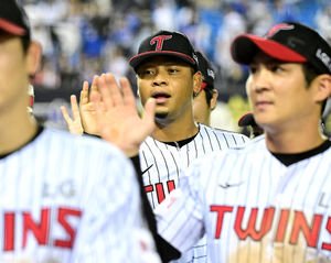 [사진]LG 에르난데스, '기분 좋은 PO 3차전 승리 하이파이브' - OSEN