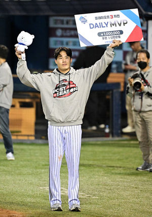 [사진]임찬규, 플레이오프 3차전 MVP - OSEN