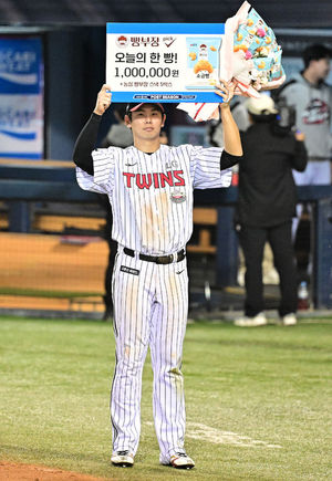 [사진]홍창기 결승타 주인공 - OSEN