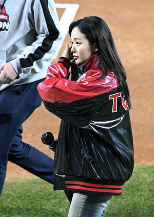 [사진]정지소,'PO 3차전 애국가 불렀어요' - OSEN