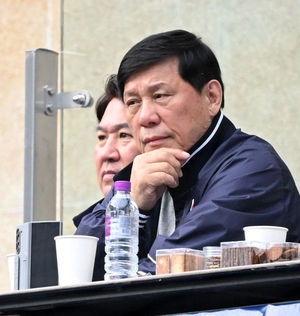 [사진]PO 4차전 LG-삼성 경기 바라보는 허구연 총재 - OSEN