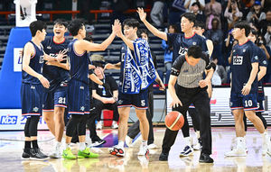 [사진] 개막전 승리 기쁨 나누는 KCC 선수들 - OSEN