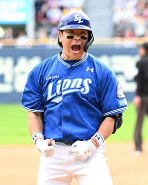 드디어 터졌다! '11타수 2안타' 강민호, 8회 130m 선제 솔로 홈런 폭발! [PO4] - OSEN