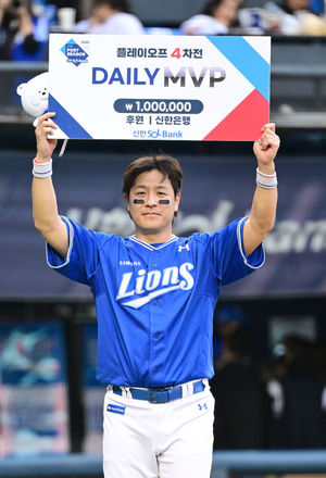 [사진]플레이오프 4차전 데일리 MVP 거머쥔 삼성 강민호 - OSEN