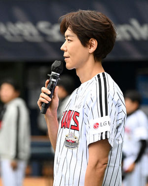 [사진]PO 4차전 애국가 부르는 카이 - OSEN