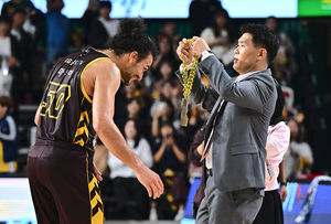 [사진] 조상현 감독, 마레이 오늘의 MVP 축해햐 - OSEN