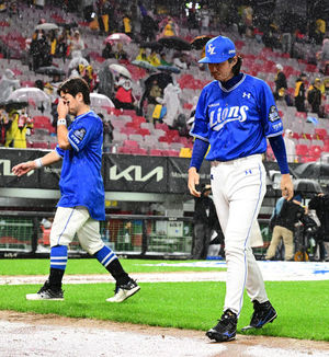 이런 젠장! PS 첫 서스펜디드 게임...국민유격수 쓴소리 “시작을 안 했어야...당황스럽다” [KS1] - OSEN