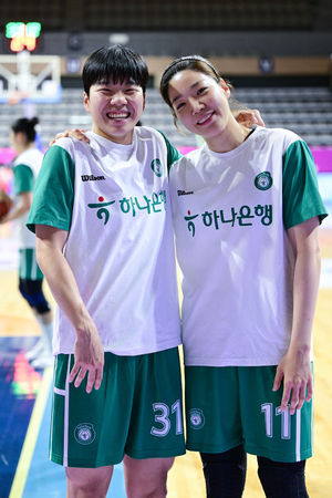 ‘진안과 양인영 최강센터 조합’ 하나은행, WKBL 골밑 평정할까 [WKBL 개막특집] - OSEN