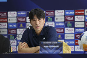 'ACL2 3연승 정조준' 김두현 감독 "무더운 날씨+잔디 적응 필요... 방심 않고 잘 준비"[오!쎈 프탈링자야] - OSEN