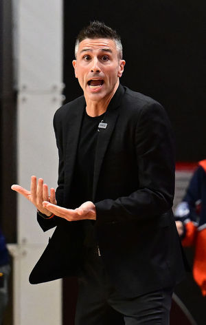 [사진]판정에 항의하는 대만 카미노스 감독 - OSEN