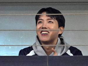 [사진]BTS 제이홉,'가을야구 즐겨요' - OSEN