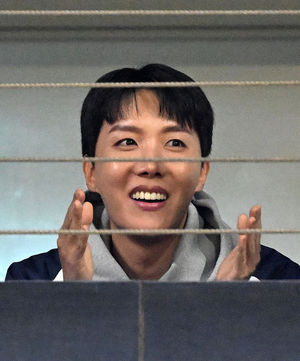 [사진]BTS 제이홉,'KIA 우승 가자' - OSEN