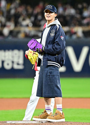 [사진]BTS 제이홉, 광주-기아 챔피언스필드 마운드에 올라 - OSEN