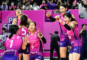 흥국생명 개막전 '싹쓸이 2연승',김다은을 바라보는 김연경의 눈은 '꿀 뚝뚝' [김성락의 Knock] - OSEN