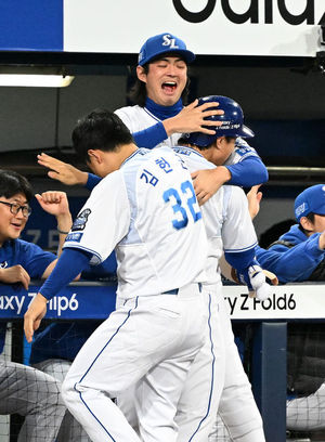 [사진]구자욱,'홈런 이성규 최고야' - OSEN