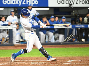 [사진]강민호,'진루타 만든다' - OSEN