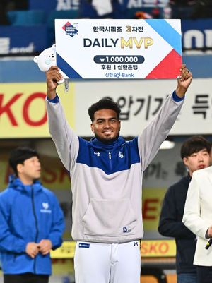 [사진] 레예스, 한국시리즈 3차전 '데일리 MVP' - OSEN