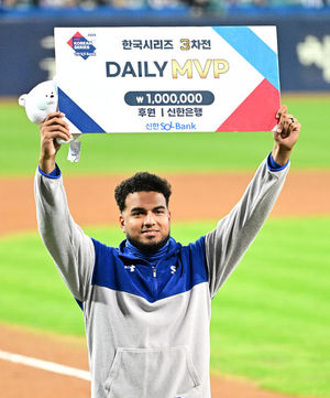 [사진]한국시리즈 3차전 MVP, 레예스 - OSEN