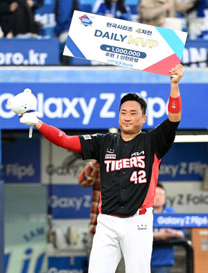 [사진]4차전 MVP 김태군,'환호하라' - OSEN