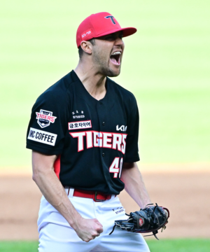 통곡의 마구 스위퍼, 라팍 홈런군단 잠재우고 응원 유도 포효까지...2017 대투수 같았다 [KS4] - OSEN