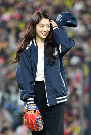 [사진]박신혜, '야구장 빛내는 여신 미소' - OSEN