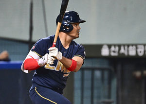 [사진] 선취타 치는 팀 LMB 페르난도 비야로보스 - OSEN