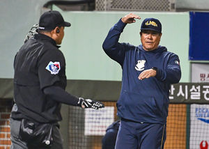 [사진] 팀 LMB 엑토르 우르타도 감독, 홈런 아닌가요? - OSEN