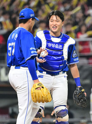 [사진]한국시리즈 5차전 선발 이승현 격려하는 포수 이병헌 - OSEN