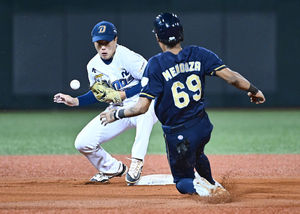 [사진] 팀 LMB 브라얀 멘도사, 2루 도루 성공 - OSEN